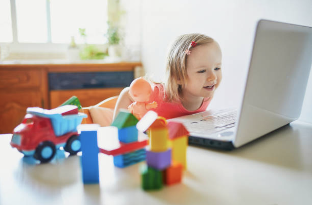 How to Arrange a Credibility Bookcase for Your Toddler’s Zoom ...